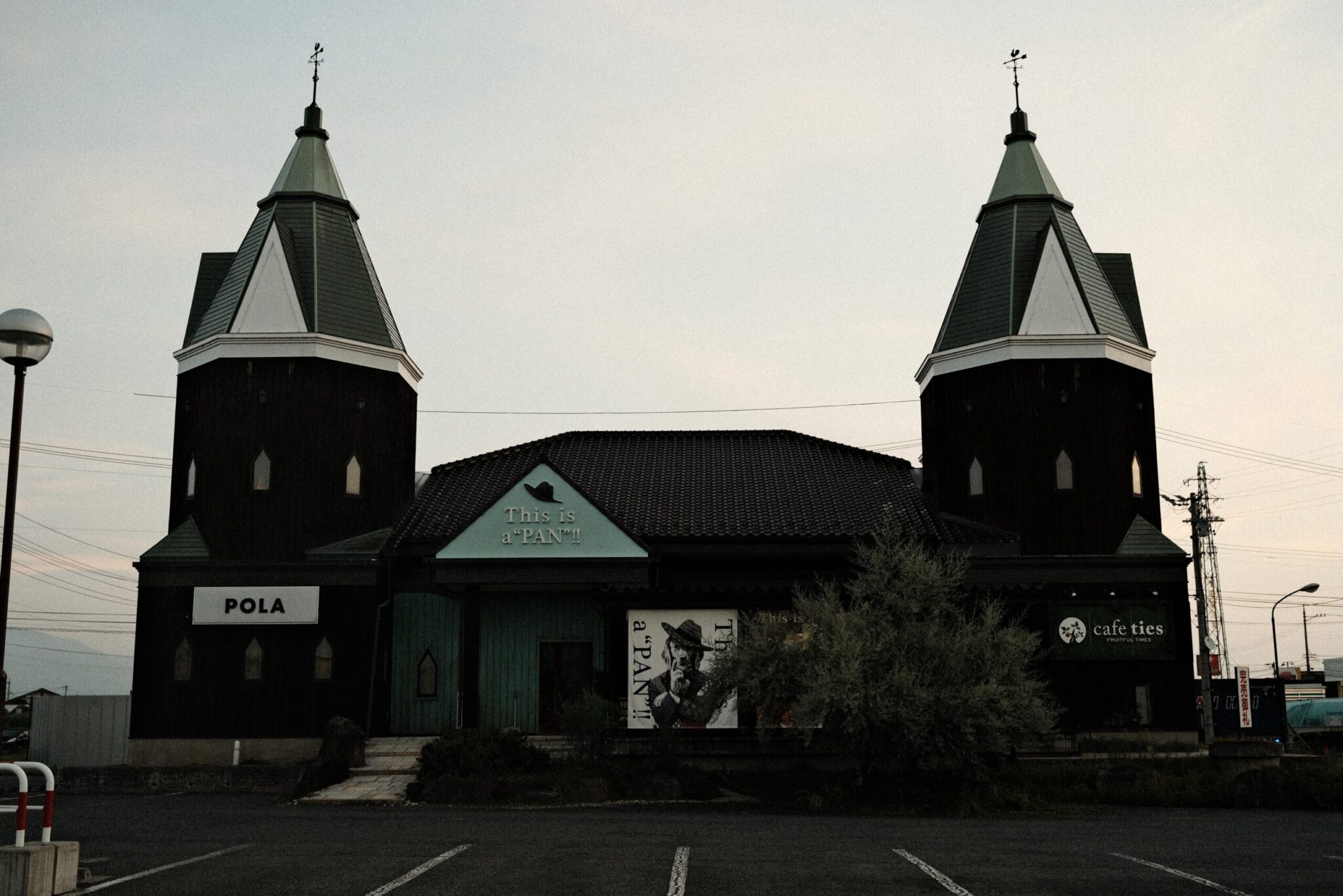 【完全レビュー】富士フイルムX-E5カメラの実力を徹底検証！4020万画素の魅力とX-E4との違いを詳しく解説 | みにーもブログ