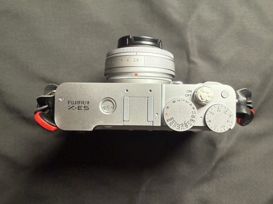 【完全レビュー】富士フイルムX-E5カメラの実力を徹底検証！4020万画素の魅力とX-E4との違いを詳しく解説 | みにーもブログ